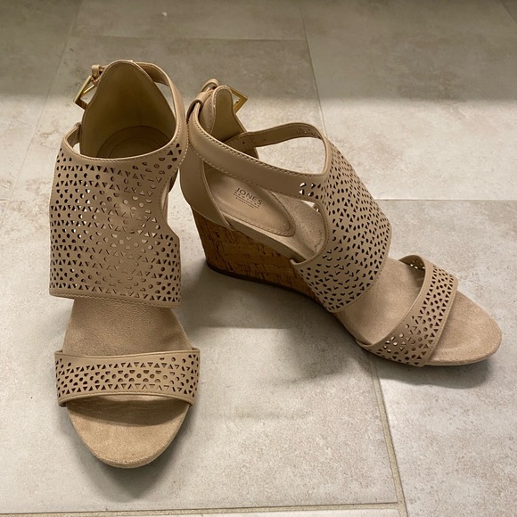 Jones New York | Shoes | Jones New York Wedge Sandals | Poshmark